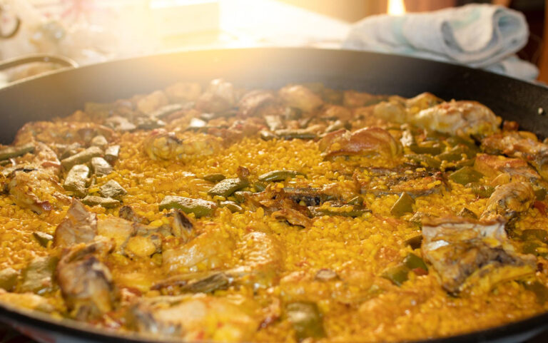 Historia de la paella valenciana: orígenes y receta tradicional